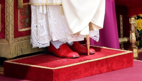 Le scarpe a (e di) Ratzinger, Papa Angelo Scola e le lacrime della ...